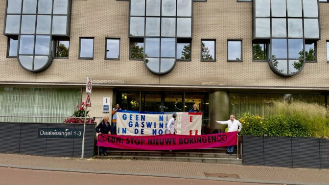 Extinction Rebellion blokkeert hoofdgebouw Energie Beheer Nederland ...