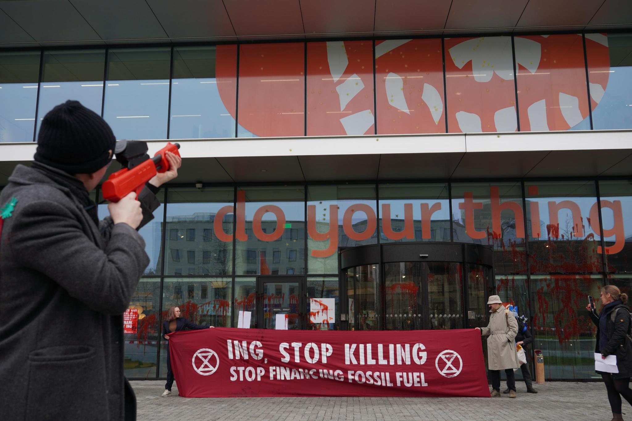 Extinction Rebellion beschiet ING-hoofdkantoor met paintballs ...